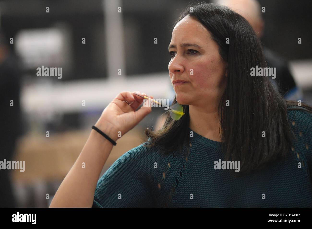 Woman playing darts: Argentinian National Championship Stock Photo - Alamy