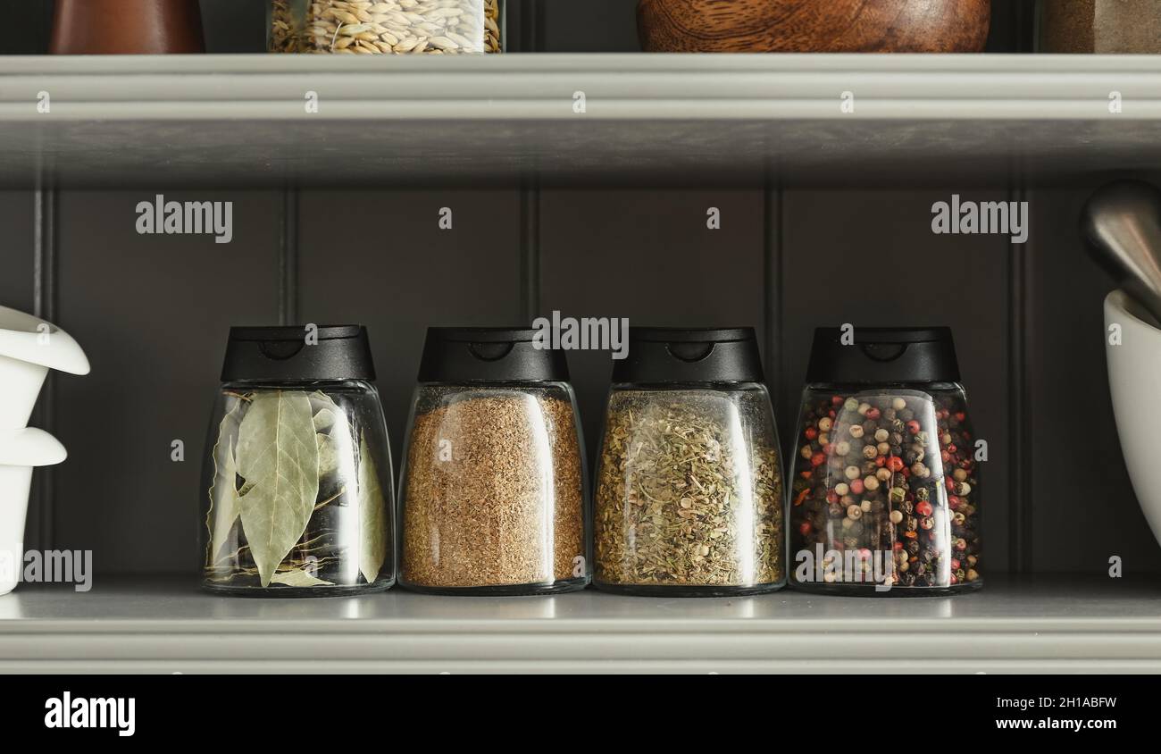 Spices on shelf hi-res stock photography and images - Alamy