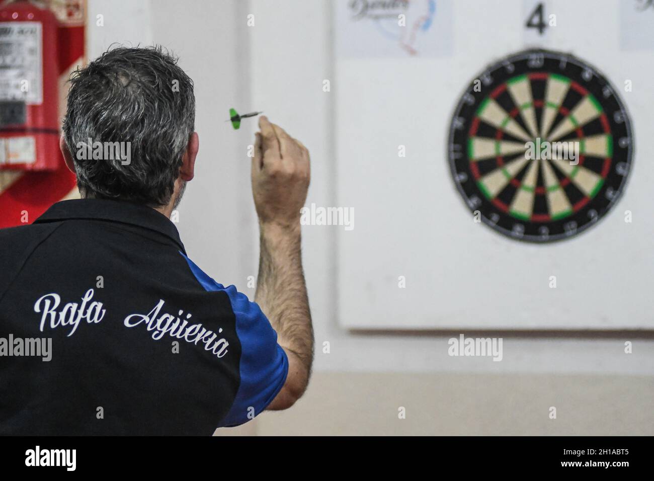 Darts player hi-res stock photography and images - Alamy