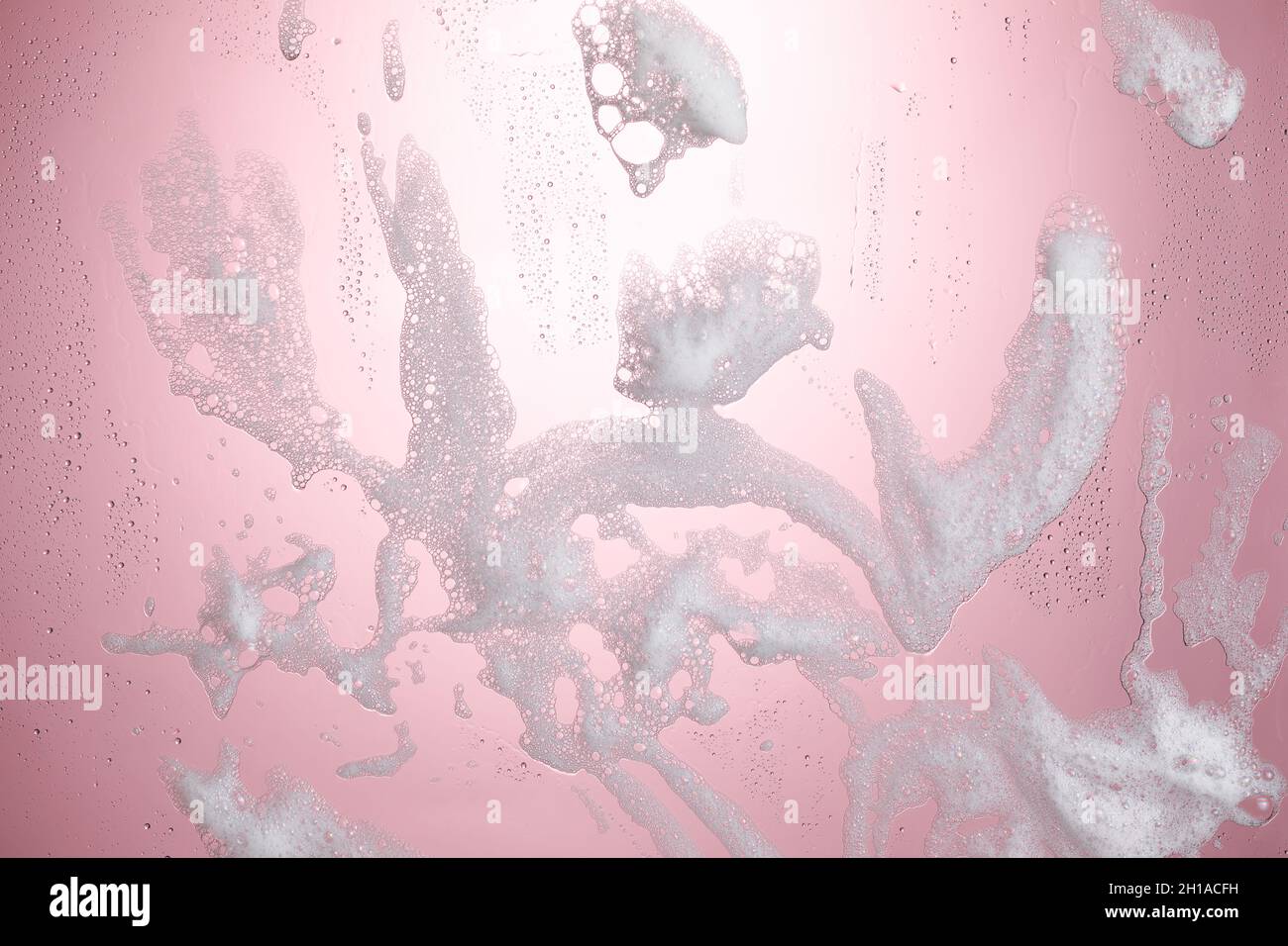 Foam with water drops on color background Stock Photo - Alamy