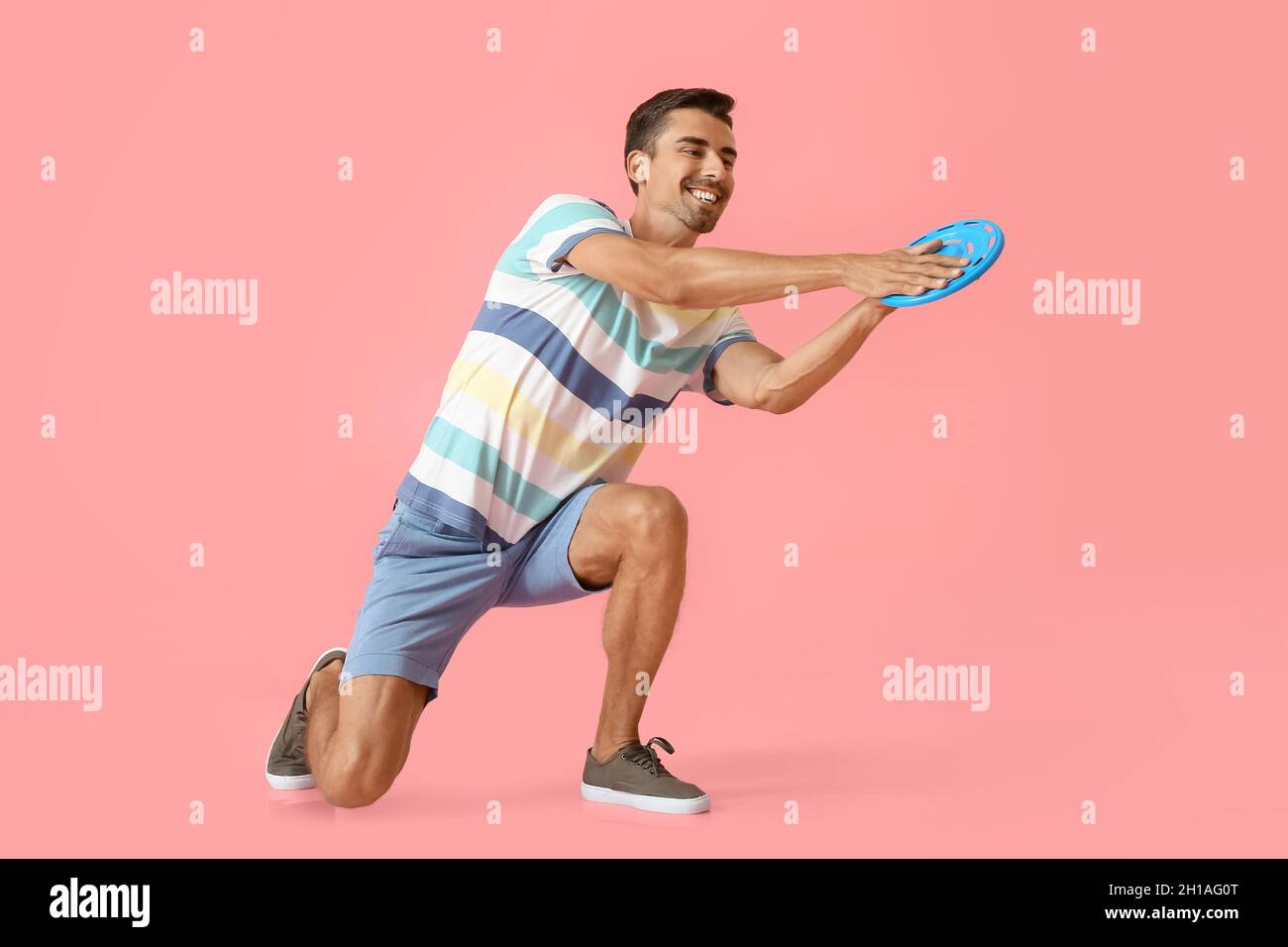 Male catching frisbee hi-res stock photography and images - Alamy