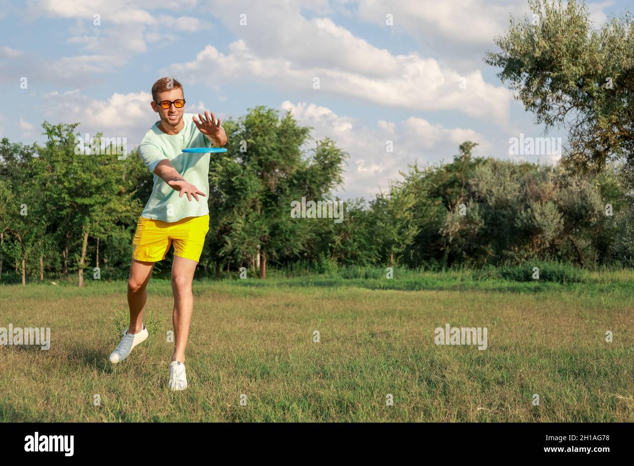 Ultimate frisbee catching hi-res stock photography and images - Alamy