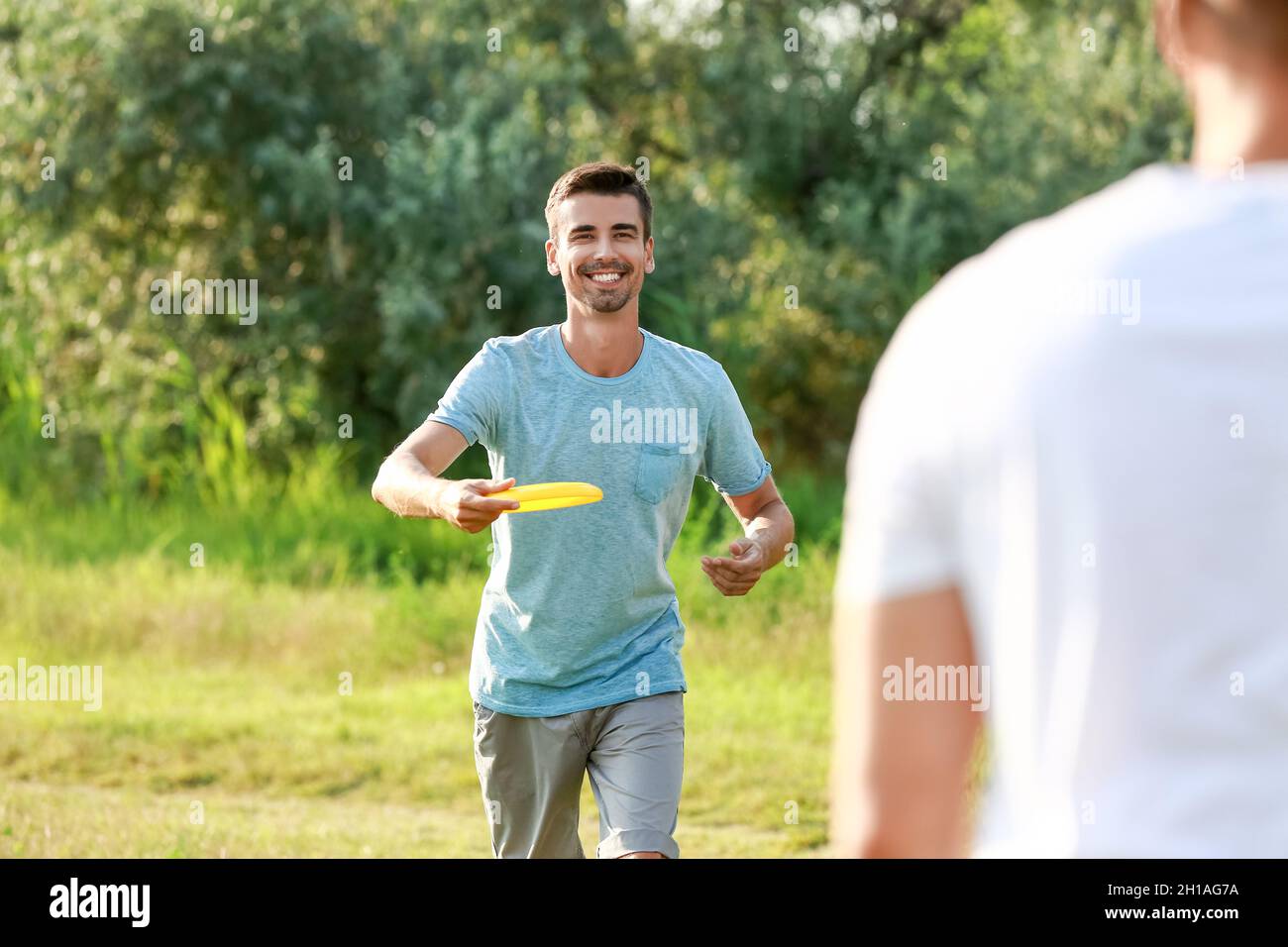 Friends playing with plastic disc hi-res stock photography and images ...