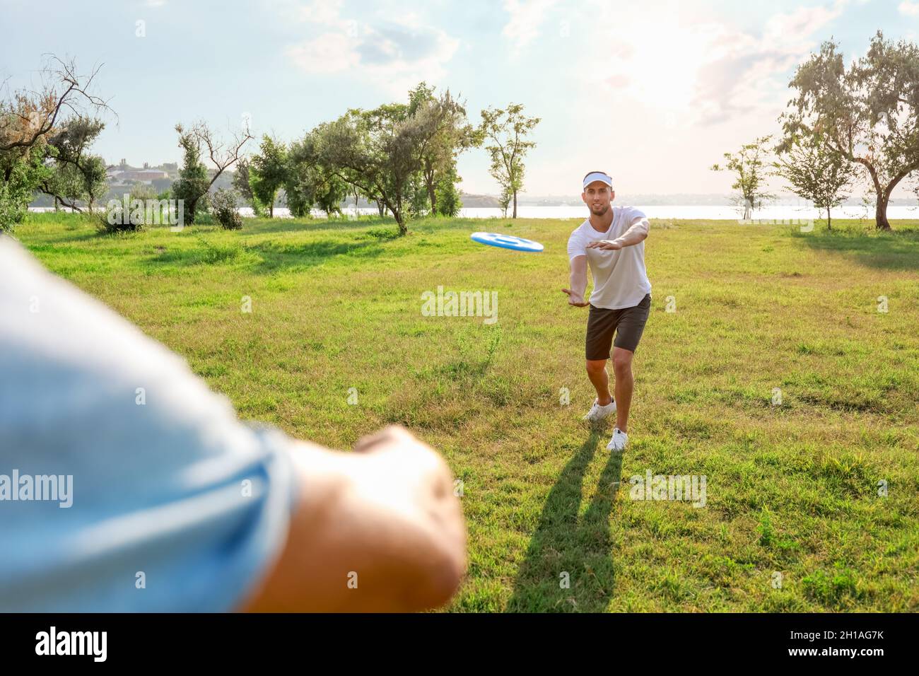 Friends playing with plastic disc hi-res stock photography and images ...