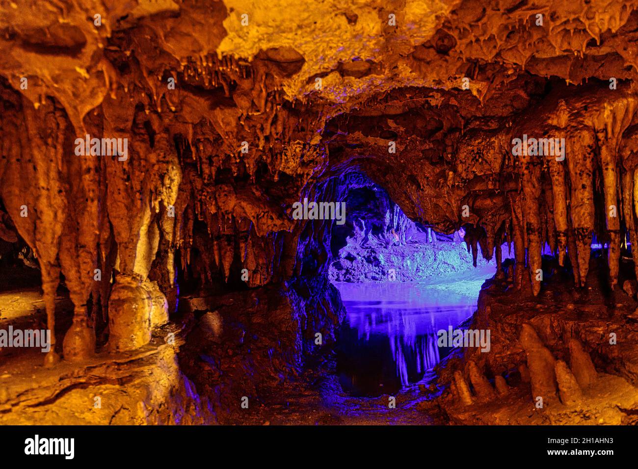 Red wall cavern hi-res stock photography and images - Alamy