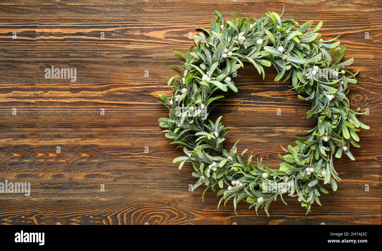 Simple mistletoe wreath on wooden background Stock Photo - Alamy
