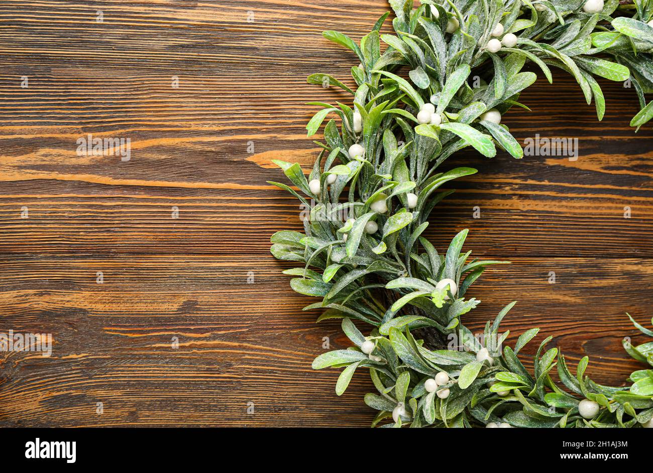 Simple mistletoe wreath on wooden background Stock Photo - Alamy