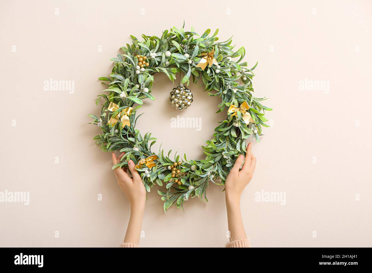 Mistletoe hands hi-res stock photography and images - Alamy