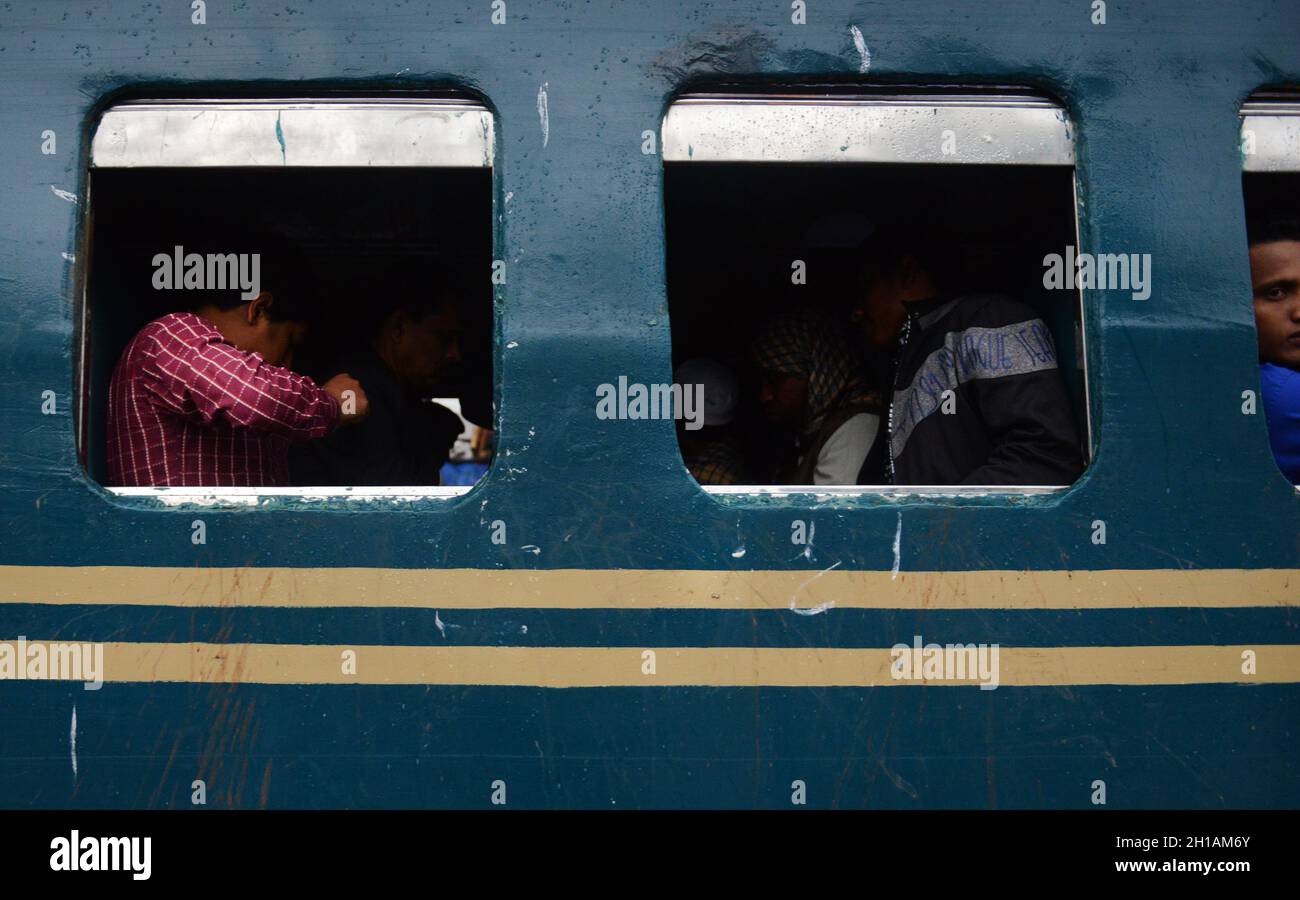 Bangladeshi train hi-res stock photography and images - Alamy