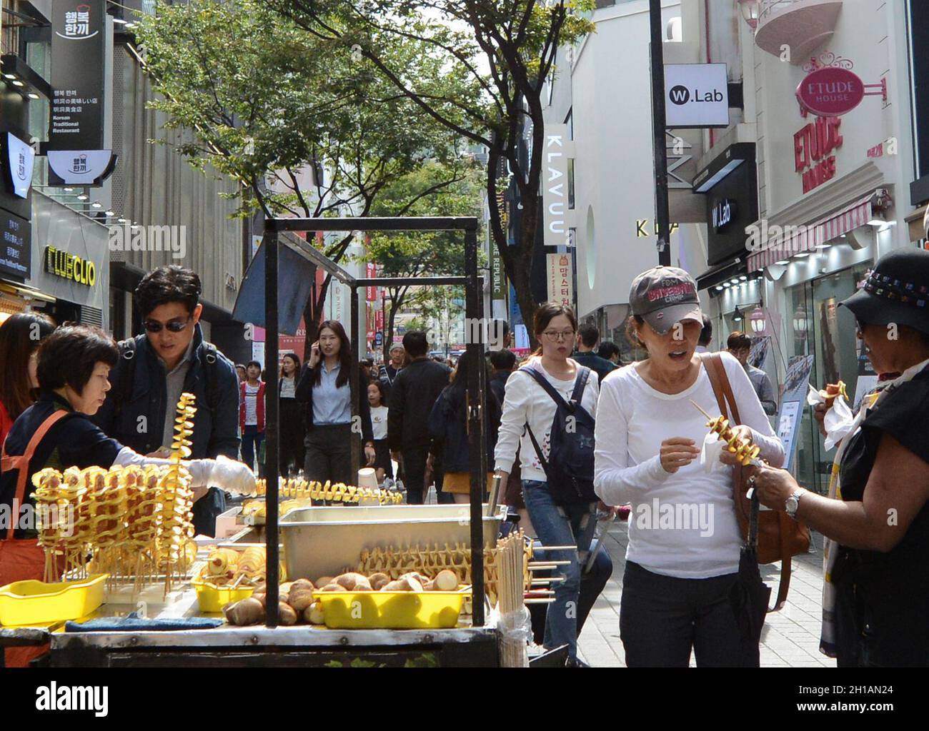 Street food vendors at the popular shopping district of Myeongdong ...