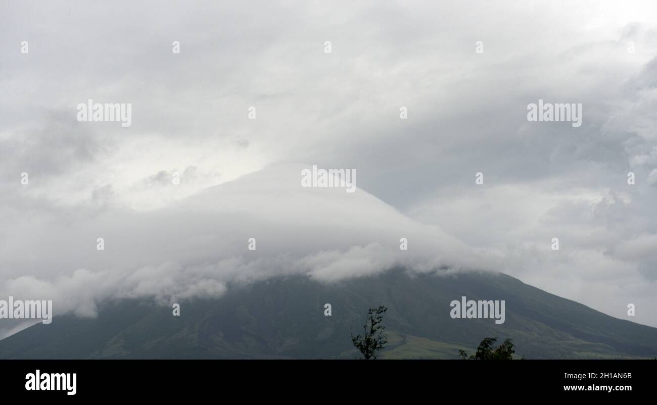 The Mayon volcano covered with a beautiful cloud Stock Photo - Alamy