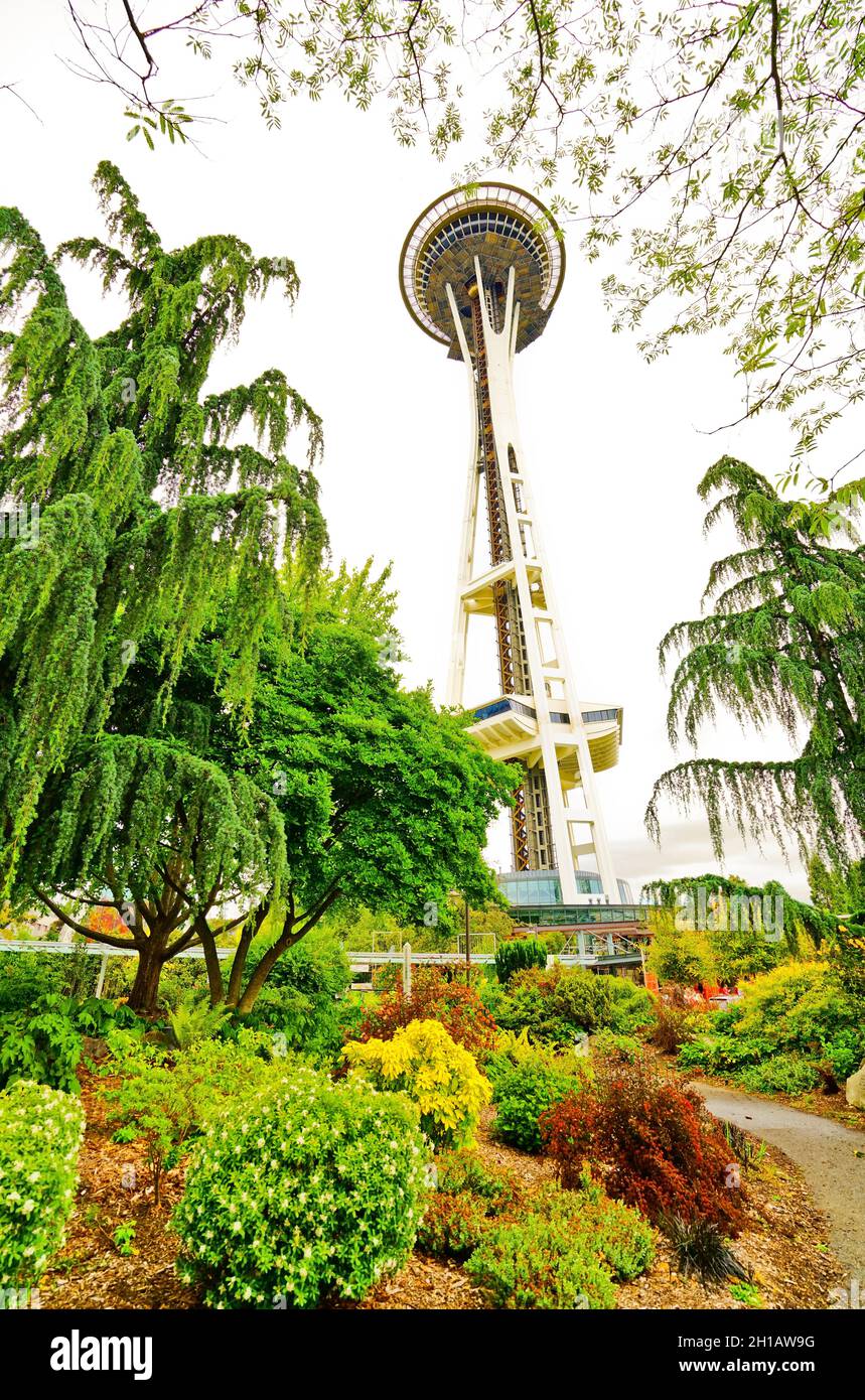 Space needle downtown office buildings hi-res stock photography and ...
