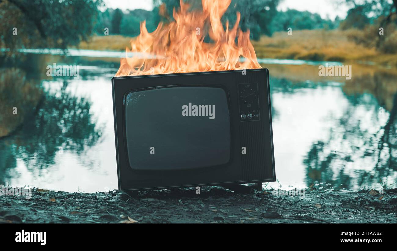 Old tv broken screen hi-res stock photography and images - Alamy