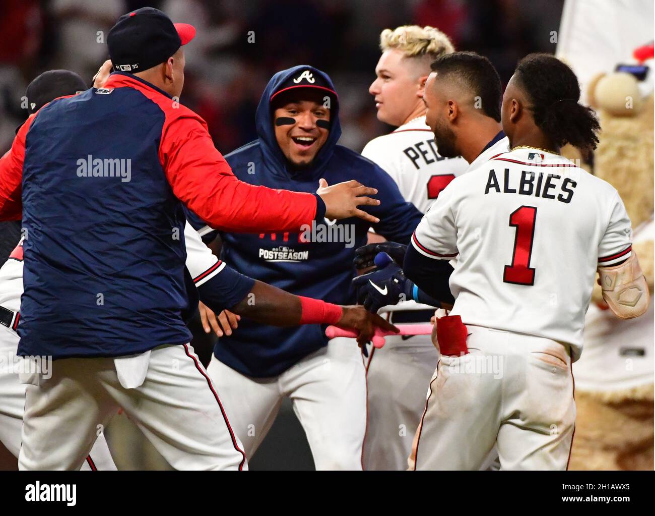 Atlanta braves players celebrate hi-res stock photography and images ...