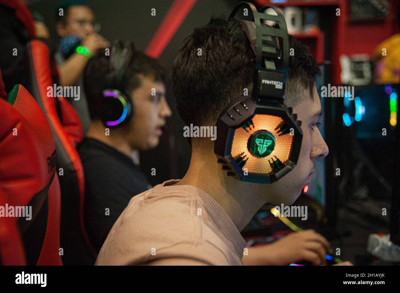Gamers play and enjoy prebuilt configurations for the game Valorant ...