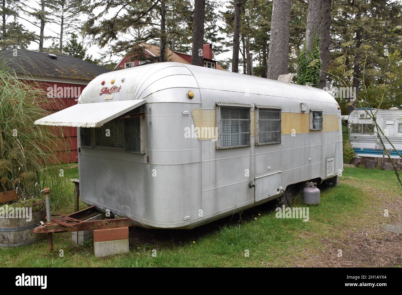 Vintage aluminium metal trailers at Sou'wester Historic Lodge & Vintage ...
