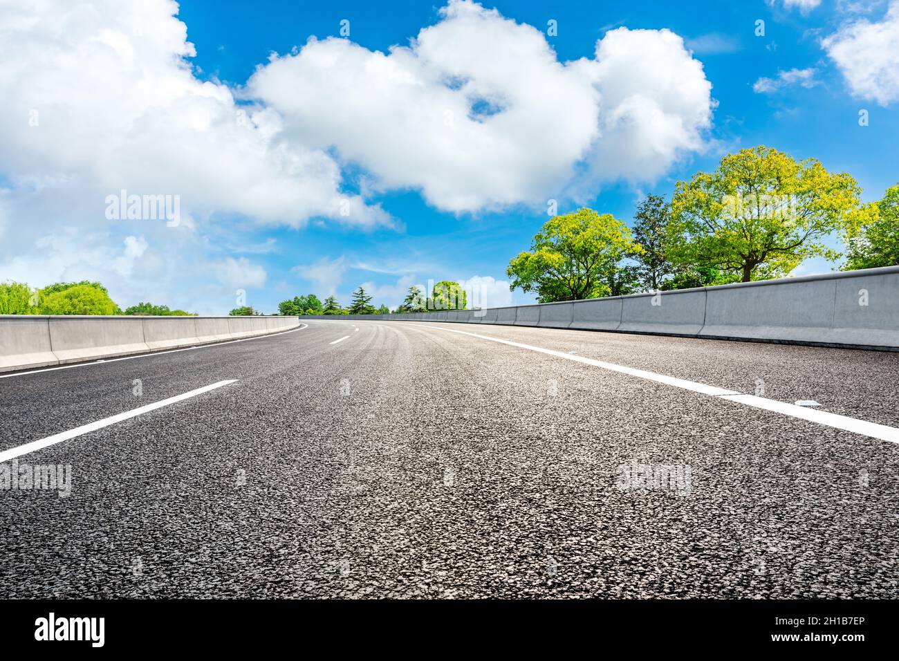 Tree line empty road hi-res stock photography and images - Alamy