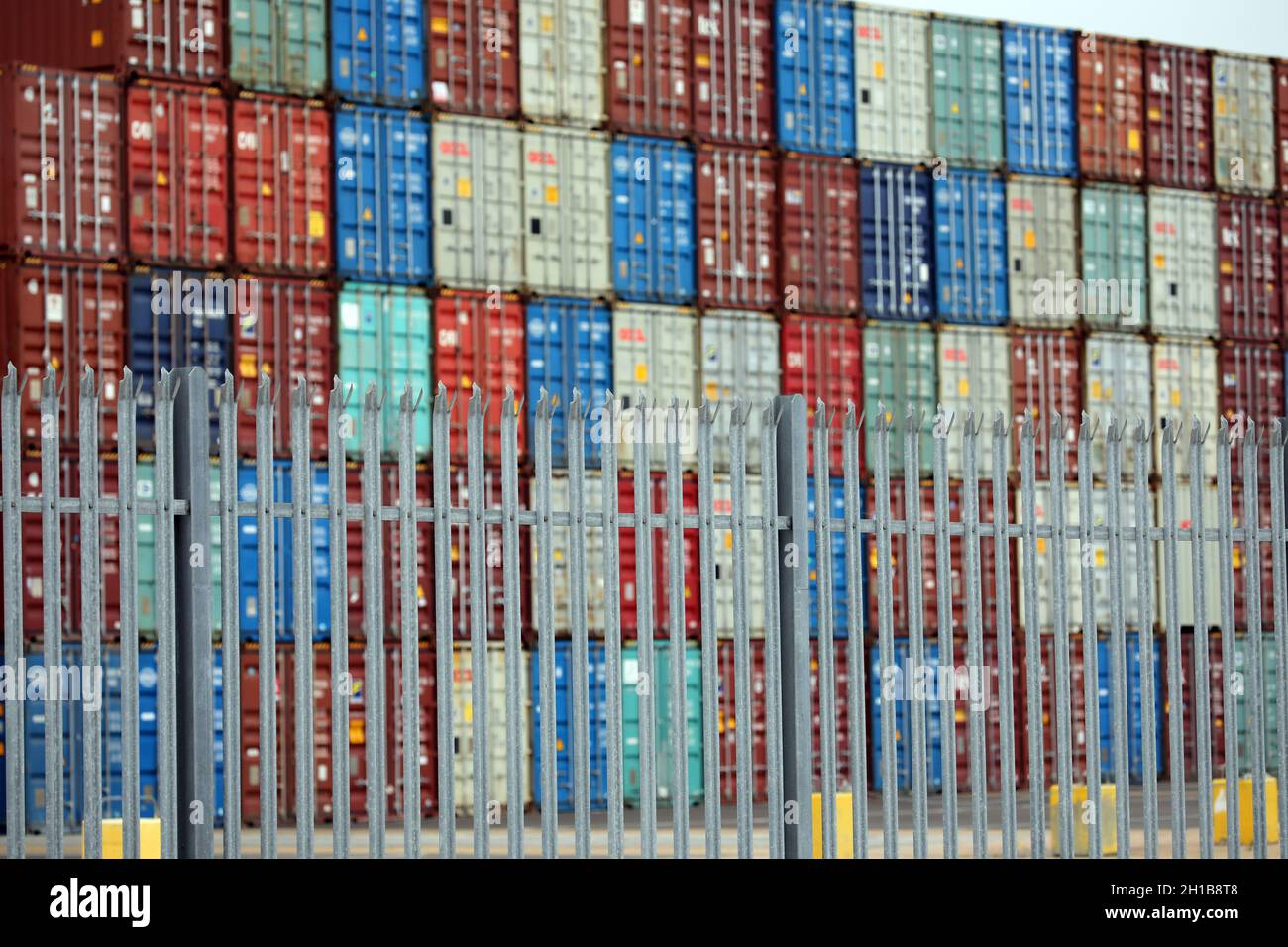 Cargo containers behind fence hi-res stock photography and images - Alamy