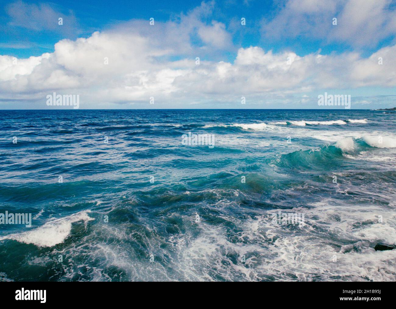 Deep blue water with light sky hi-res stock photography and images - Alamy