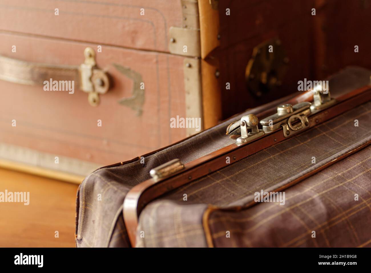Vintage suitcase packed hi-res stock photography and images - Alamy