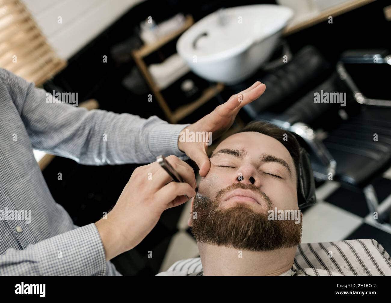Man head shave salon hi-res stock photography and images - Alamy