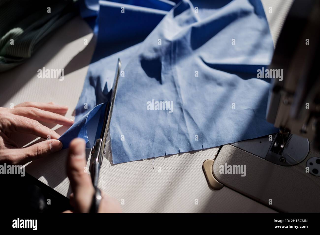 Man cutting cloth hi-res stock photography and images - Alamy