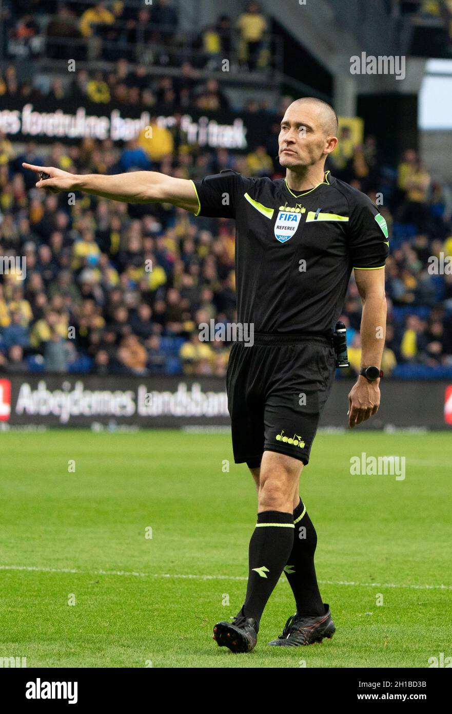 Referee mads kristoffer kristoffersen hi-res stock photography and ...
