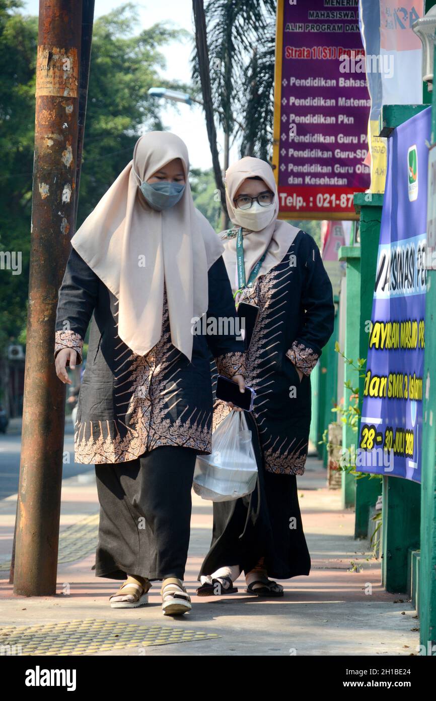 people who always use double face masks to prevent the transmission of ...