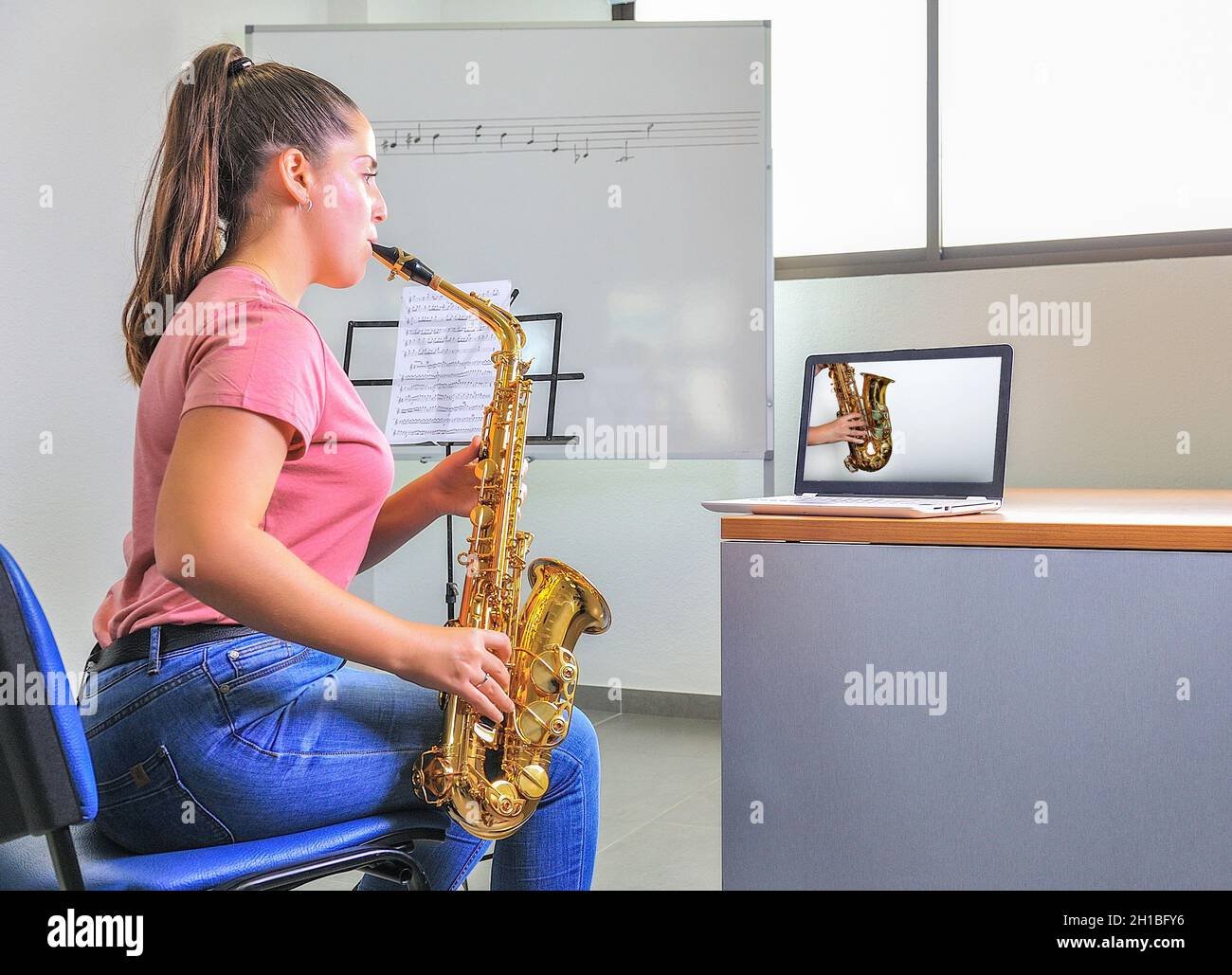 Online student performance hi-res stock photography and images - Alamy