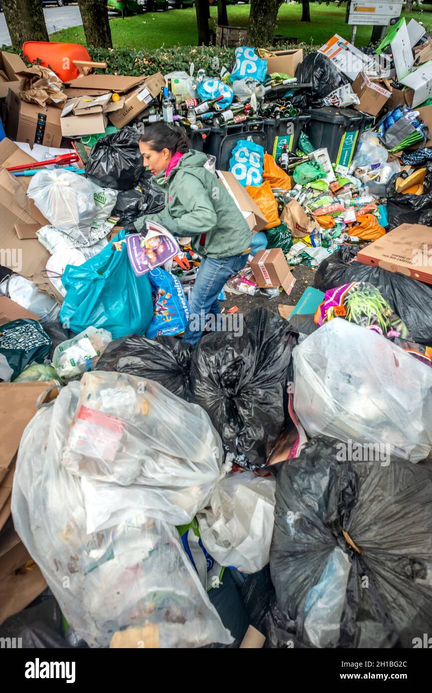 Refuse workers hi-res stock photography and images - Alamy