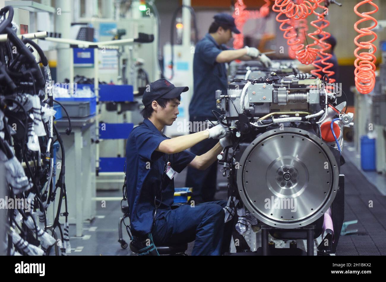 Hangzhou, Hangzhou, China. 18th Oct, 2021. On October 18, 2021, workers ...