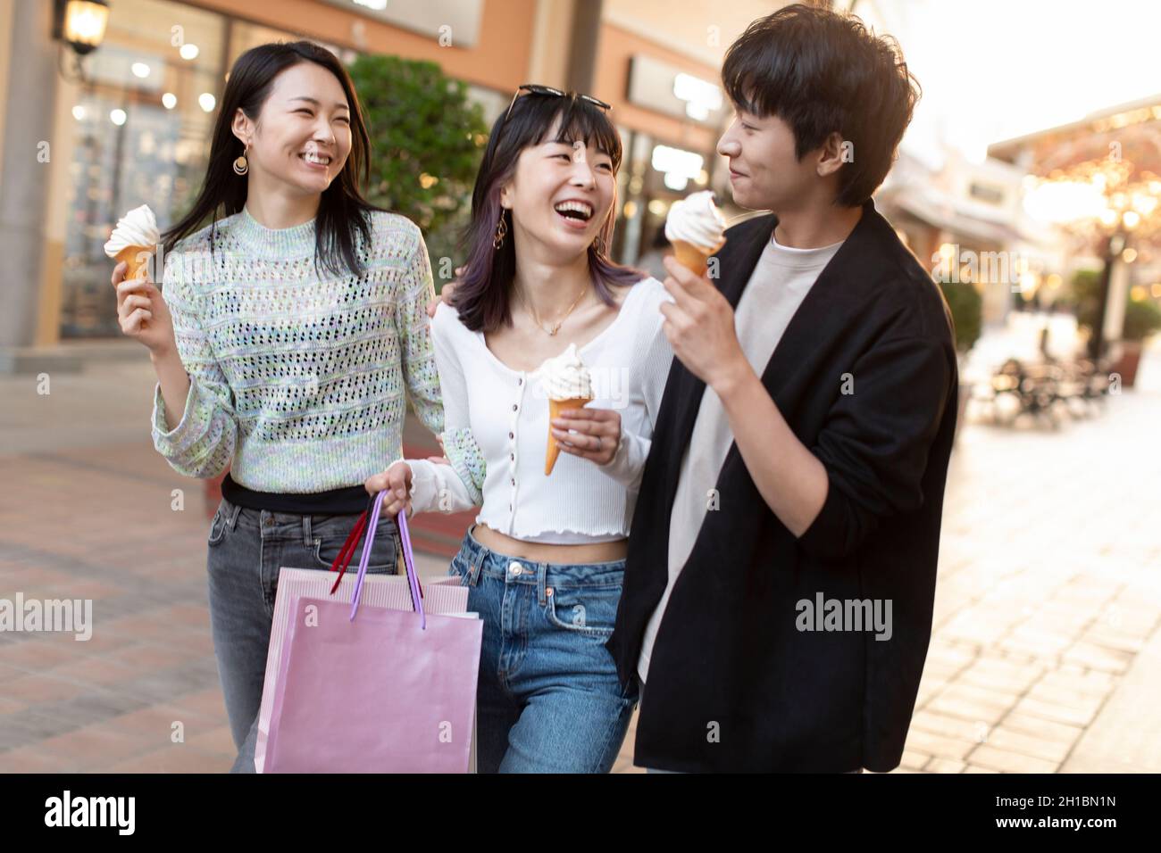 Friends eating ice cream hi-res stock photography and images - Alamy
