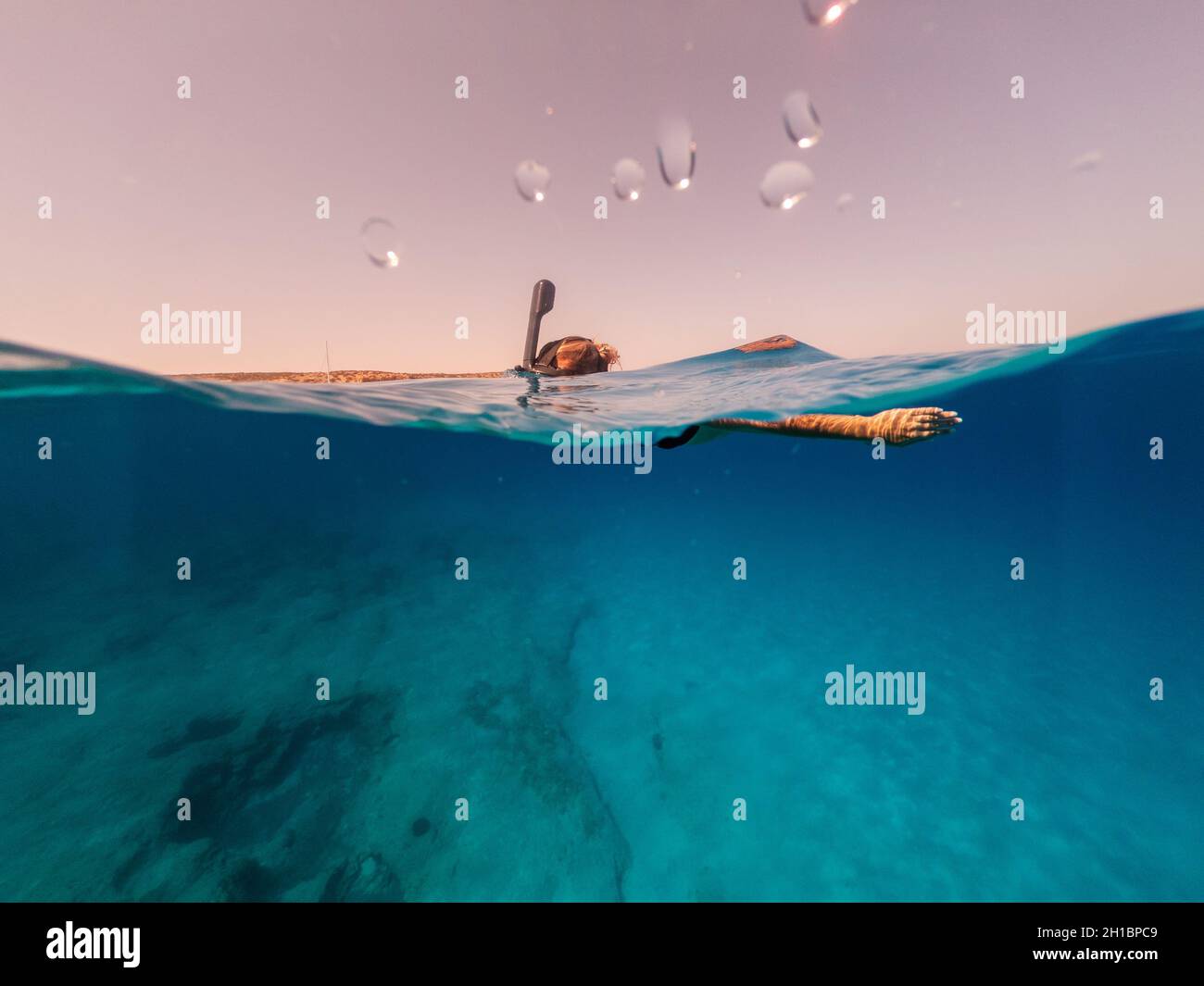 Scuba diver jumping in the water hi-res stock photography and images ...