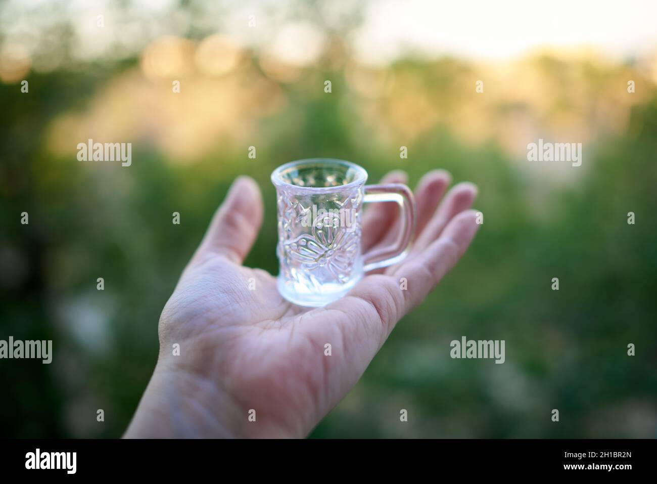 Hand holding empty drinking glass hi-res stock photography and images ...