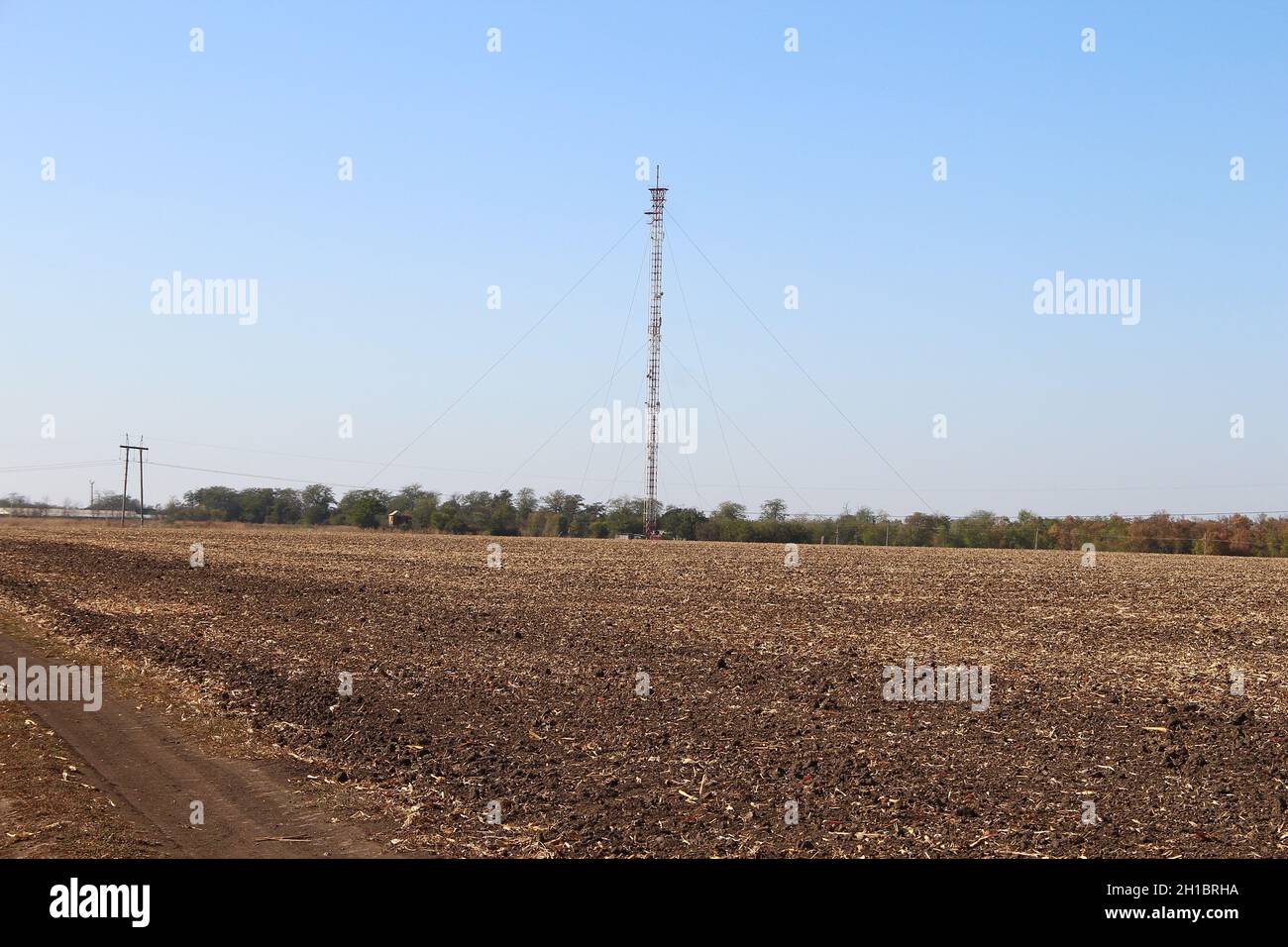 Mobile network tower in field hi-res stock photography and images - Alamy
