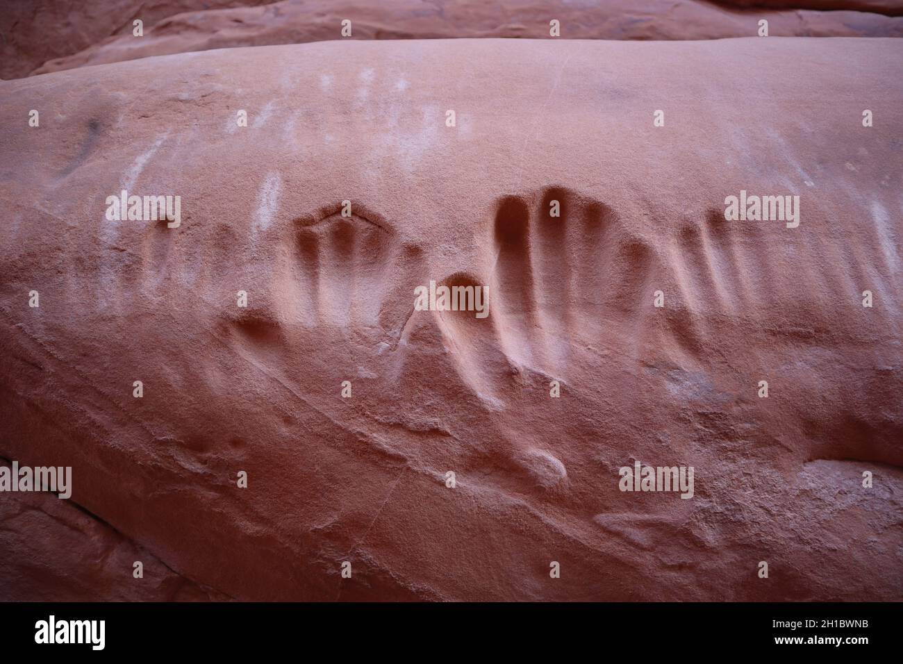 Handprints cave hi-res stock photography and images - Alamy