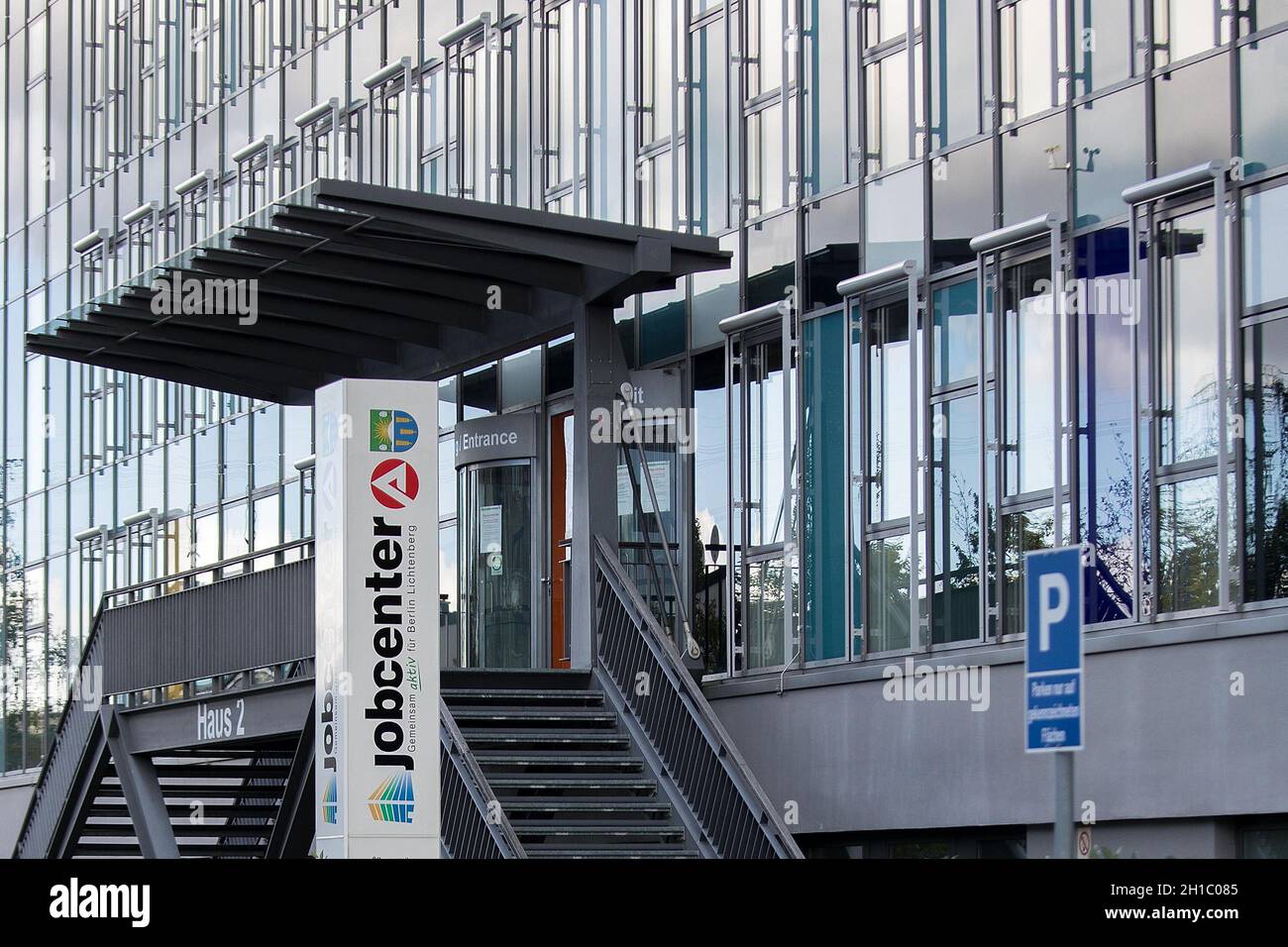 Berlin, Germany. 12th Oct, 2021. A sign points to the Jobcenter Berlin ...