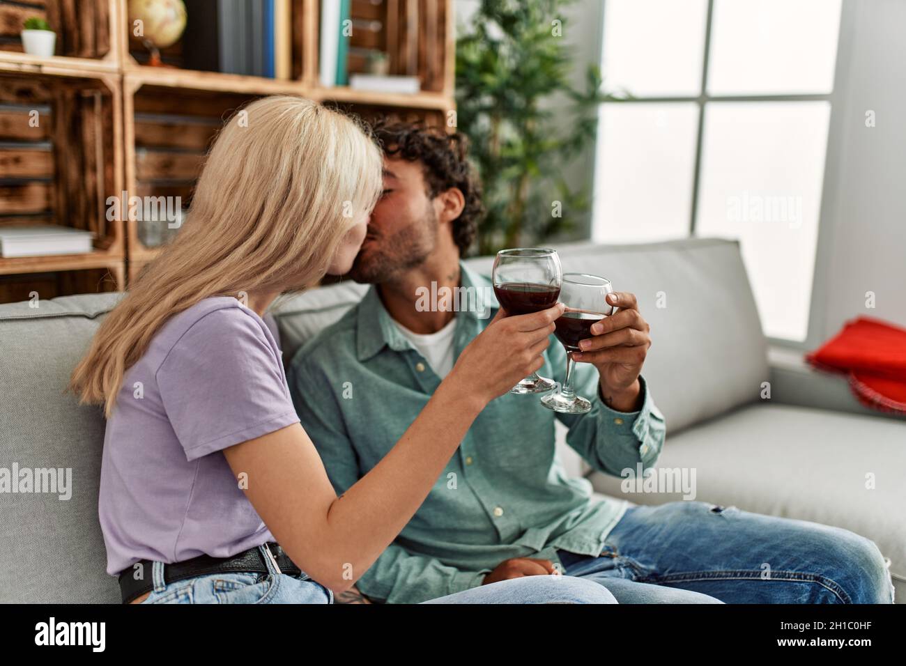 Drunk couple kissing hi-res stock photography and images - Alamy