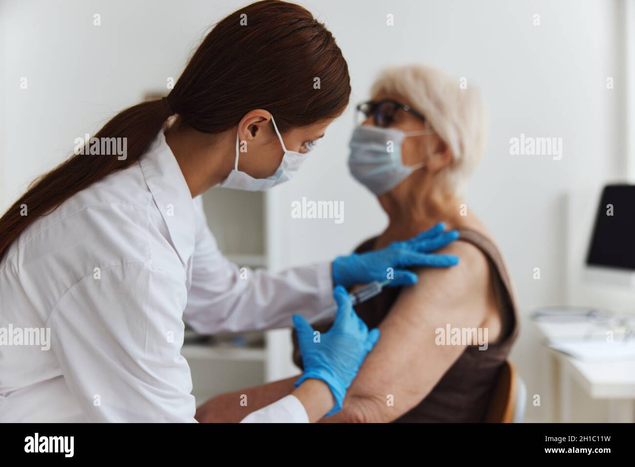 patient and doctor immunization safety drug injection Stock Photo - Alamy