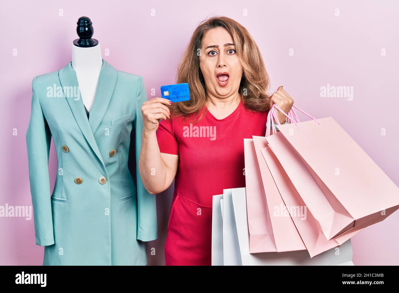 Elderly woman shopping confused hi-res stock photography and images - Alamy