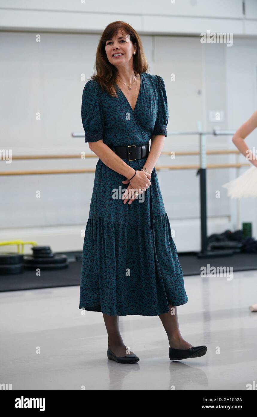 Former principal of the Royal Ballet Darcey Bussell and dancers from ...