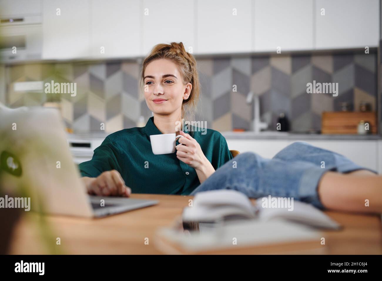 Laptop student home hi-res stock photography and images - Alamy