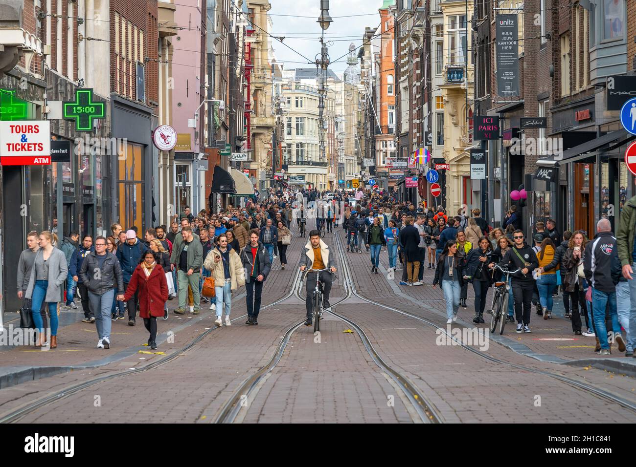 Shoppers on Leidsestraat shopping street in Amsterdam, the Netherlands ...
