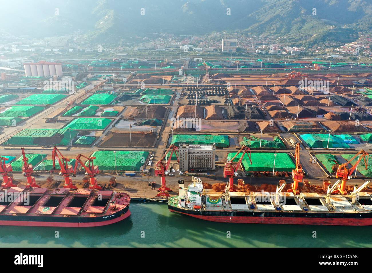 Iron ore vessels hi-res stock photography and images - Alamy