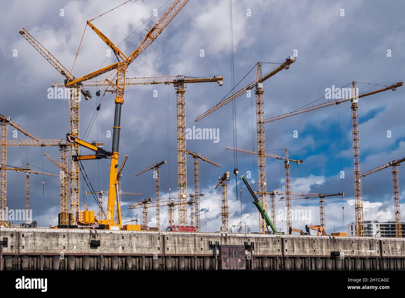 Construction cranes in Hamburg harbor, Germany Stock Photo - Alamy