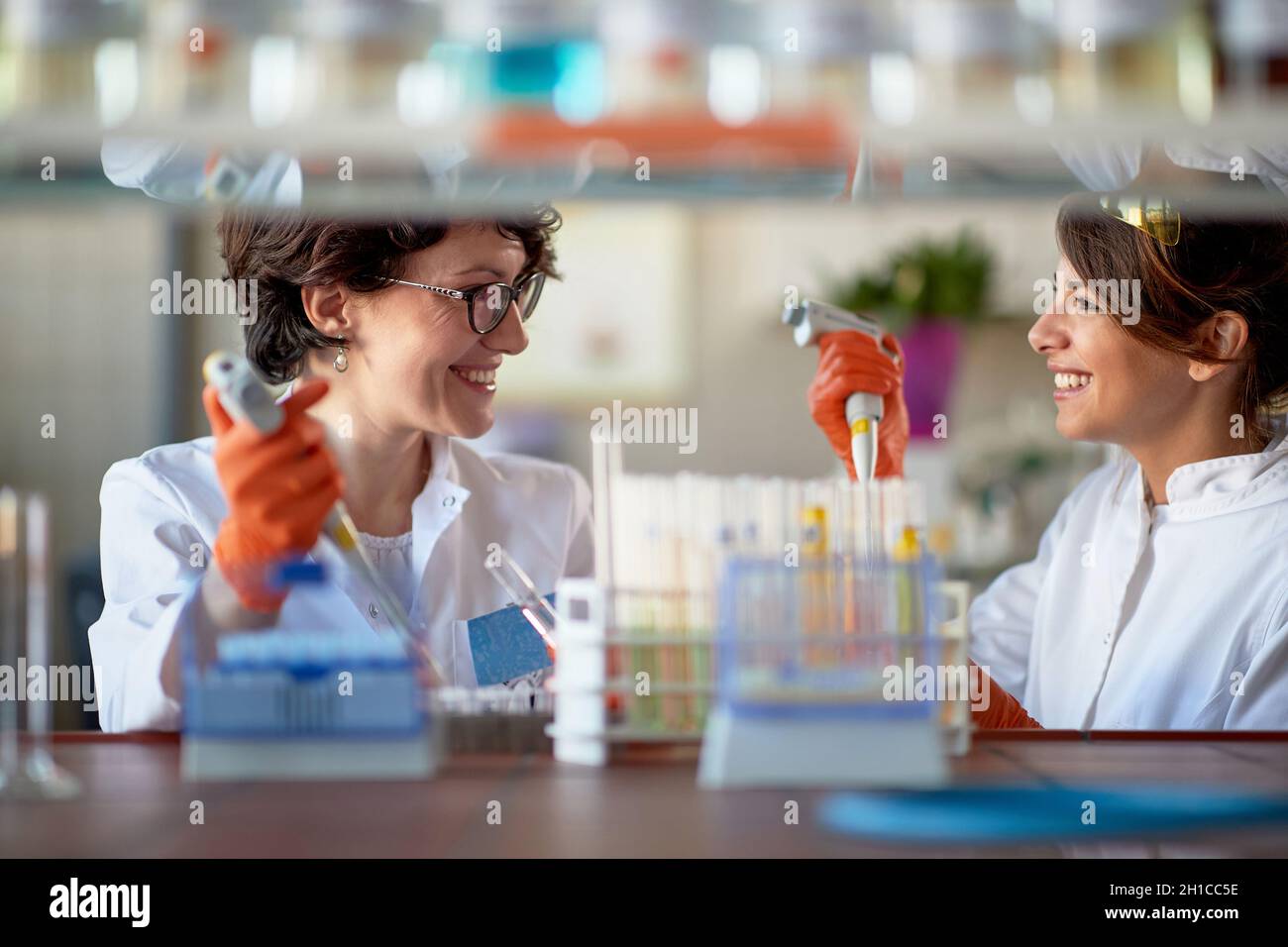 Laboratory workers hi-res stock photography and images - Alamy