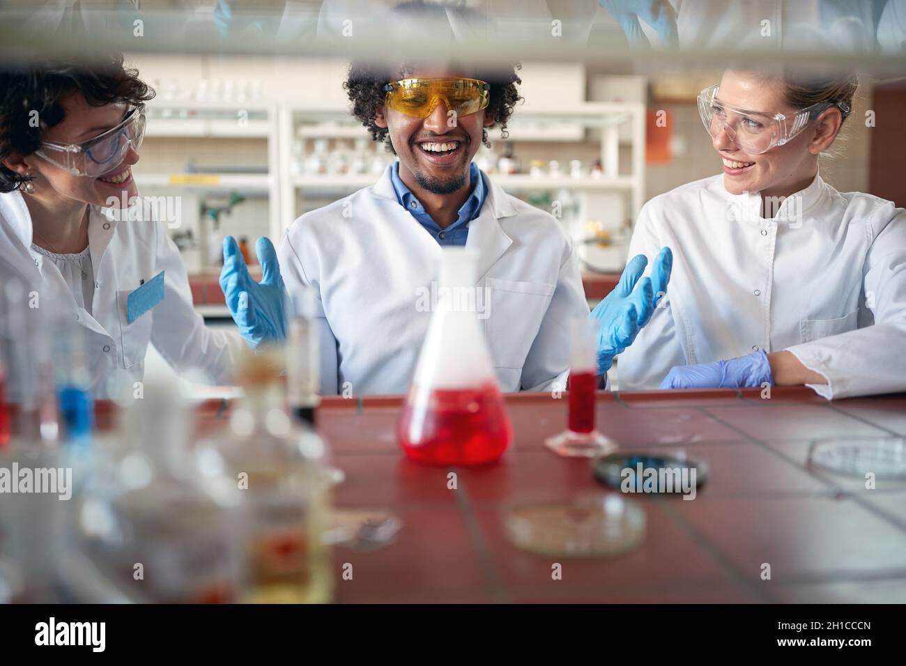 Science laboratory students hi-res stock photography and images - Alamy