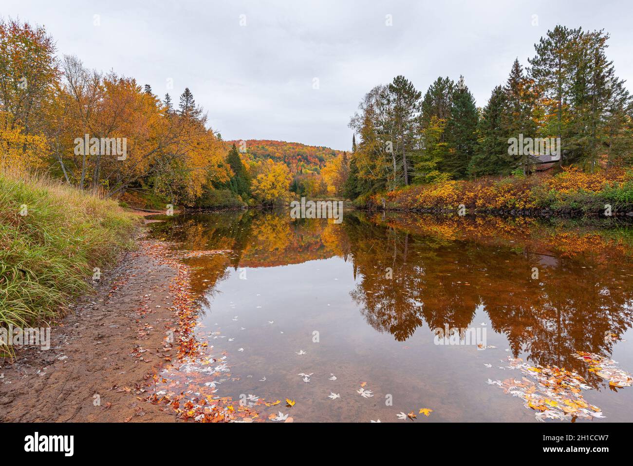 AUTUMN LANDSCAPE IN THE UPPER LAURENTIANS IN CANADA-2 Stock Photo - Alamy