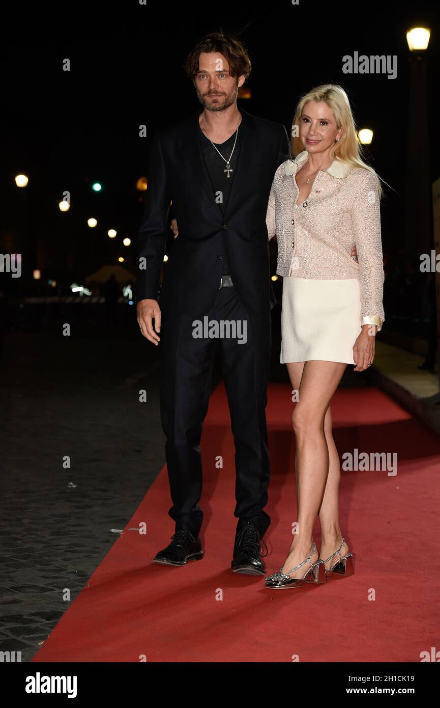 Mira sorvino and husband christopher backus hi-res stock photography ...