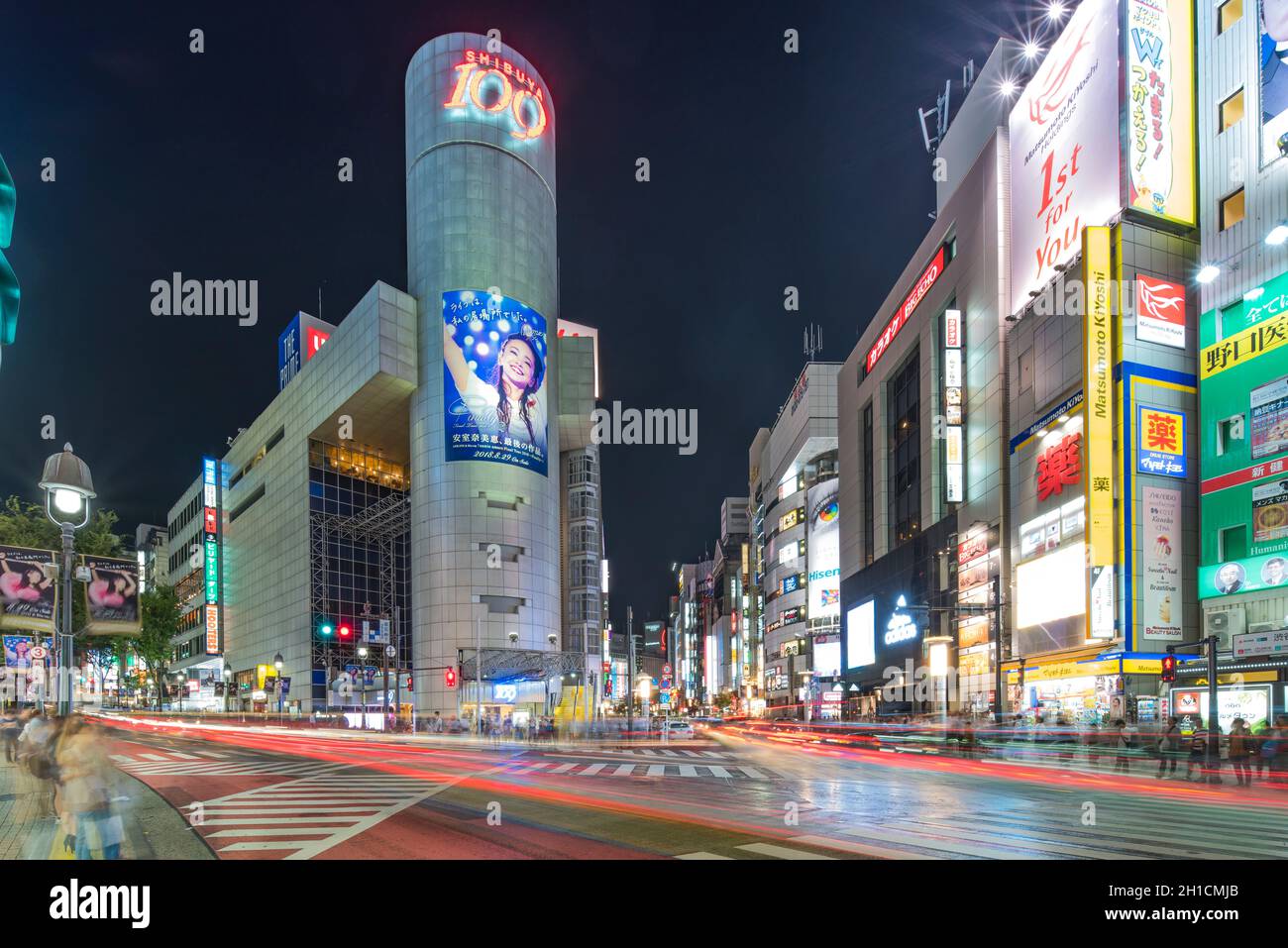 TOKYO, JAPAN - August 21 2018: Futuristic architecture with mirroring ...